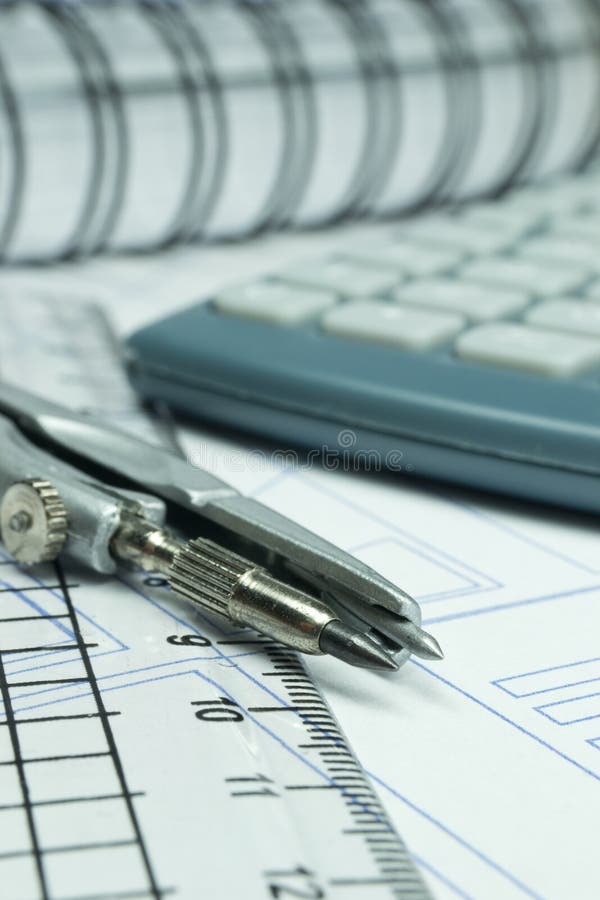 Boussole sur des plans photo stock. Image du construction - 31737026