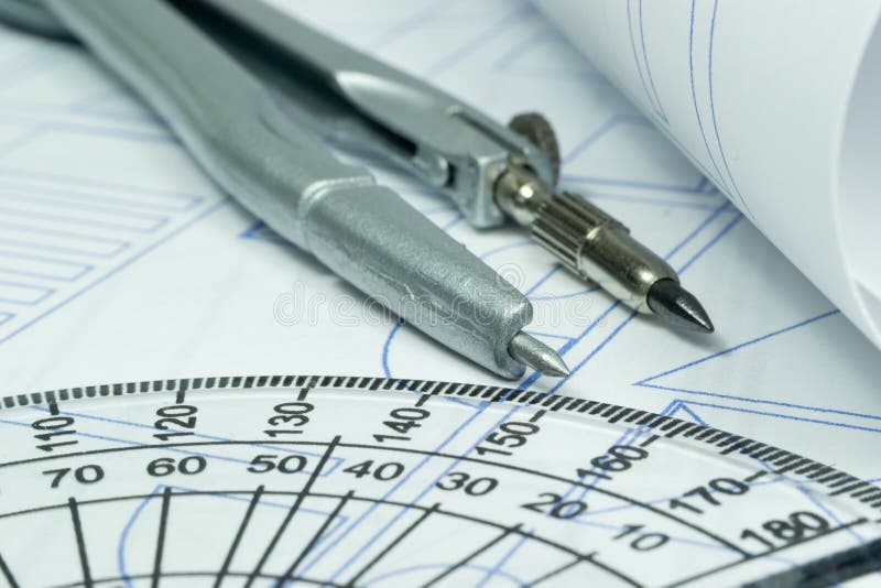 Boussole sur des plans photo stock. Image du construction - 31737026