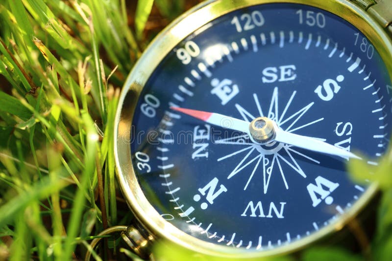 Boussole De Navigation Sur L'herbe Verte Photo stock - Image du concept ...