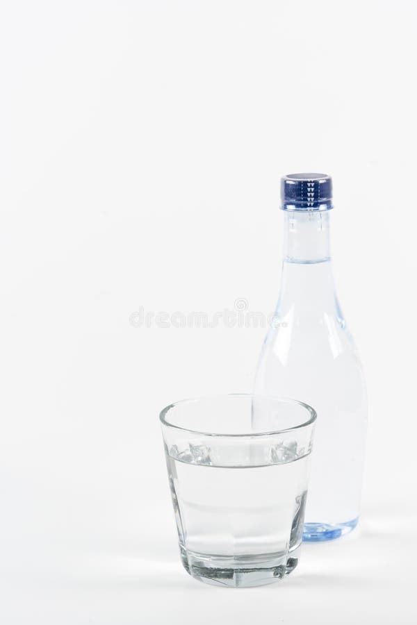 Bouteille D'eau Potable Sur Le Fond Blanc Photo stock - Image du aqua ...