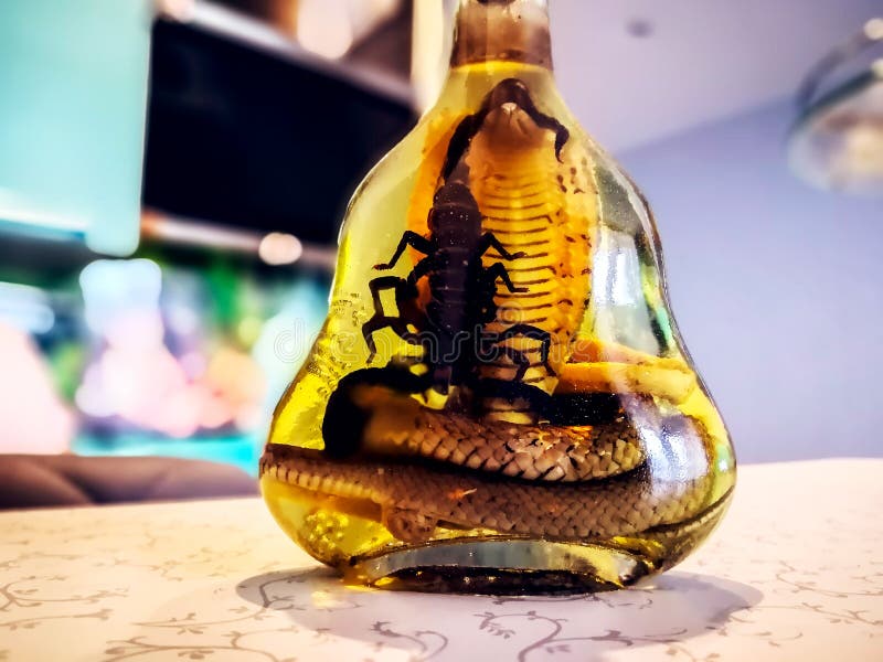 Bouteille De Boisson Alcoolisée Contenant De L'alcool Avec Le Serpent ...