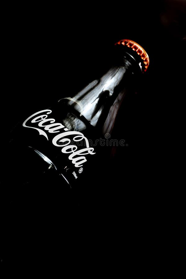 Bouteille De Coca-cola Sur Le Fond Noir Image éditorial - Image du coke ...