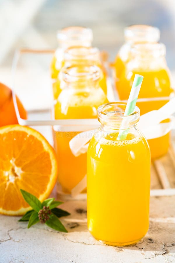 Serrage de jus d'orange image stock. Image du orange - 49655103