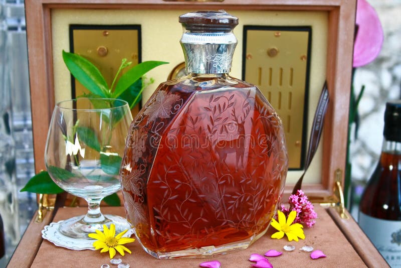 Bouteille De Luxe De Cognac Photo stock - Image du whisky, fleurs: 18764442