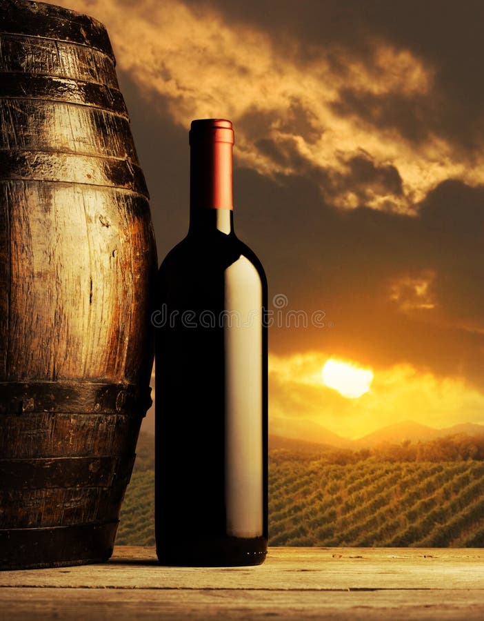 Bouteille de vin rouge photo stock. Image du sunset, durée - 27618854