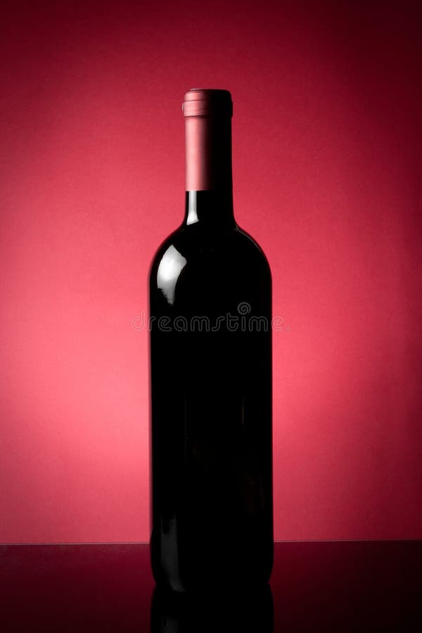 Une Bouteille De Début De Vin Rouge Remplissant Verre Sur Le Fond D'or ...