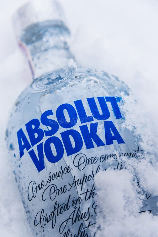 Bouteille De Vodka D'Absolut Photographie éditorial - Image of distillé ...