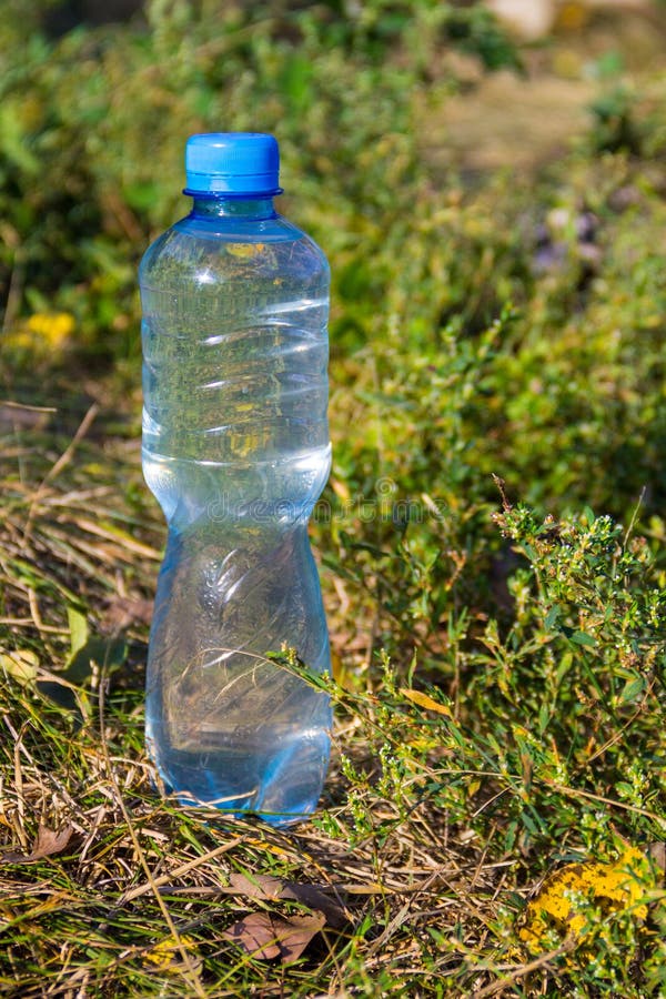 Bouteille En Plastique D'eau Potable Au Sol Photo stock - Image du ...