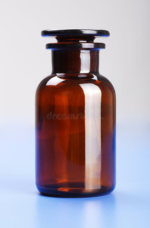 Bouteille en verre vide photo stock. Image du fermé, vide - 21346934