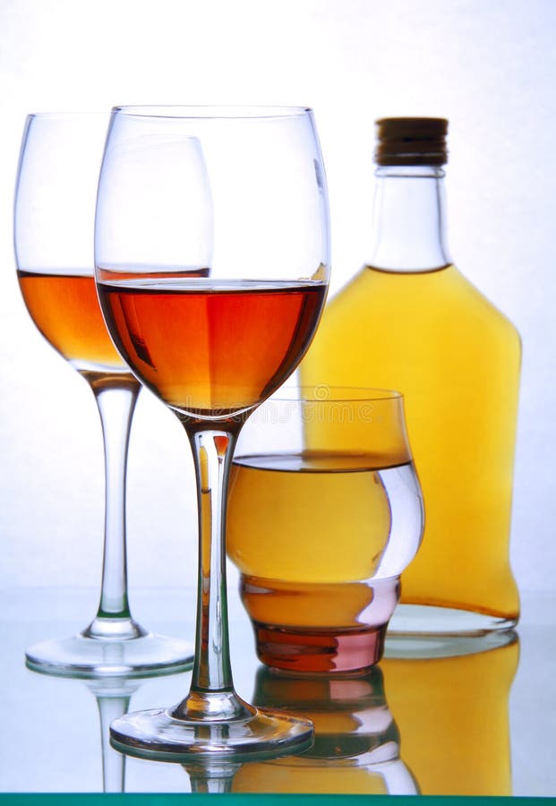 Composition Avec Des Bouteilles De Produits Alcooliques Assortis Image ...