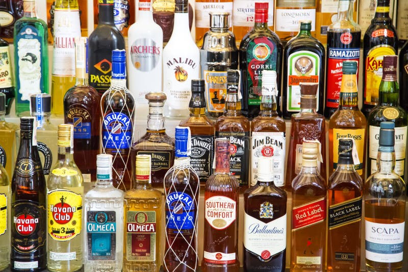 Bouteilles d'alcool image stock éditorial. Image of divers - 51799589