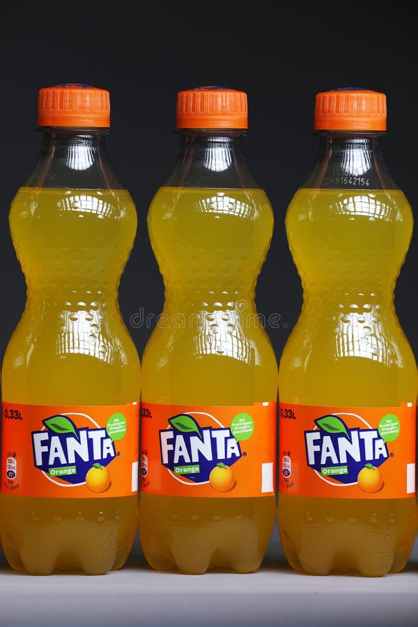 Paquet De 6 Fanta, Mini Bouteilles, Boule De Fanta Photo stock ...