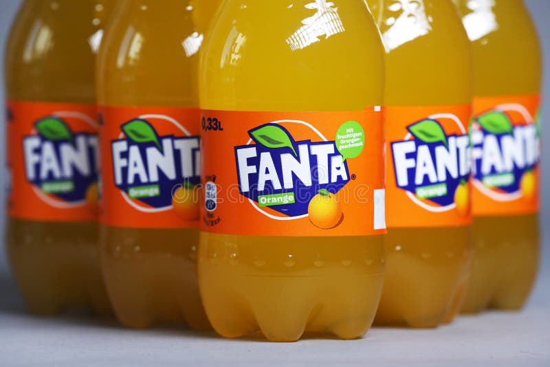 Bouteilles De Fanta De Boissons Photo éditorial - Image du produit ...