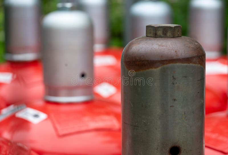 Bouteilles De Gaz Propane Rouge Pour Le Remplissage Photo stock - Image ...