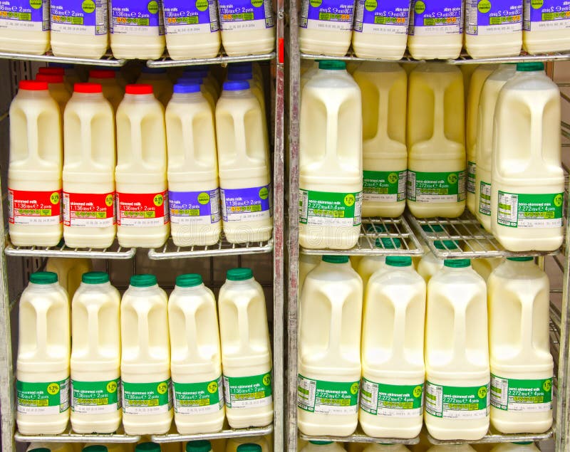 Lait de bouteilles photo stock. Image du vache, crème - 9287236