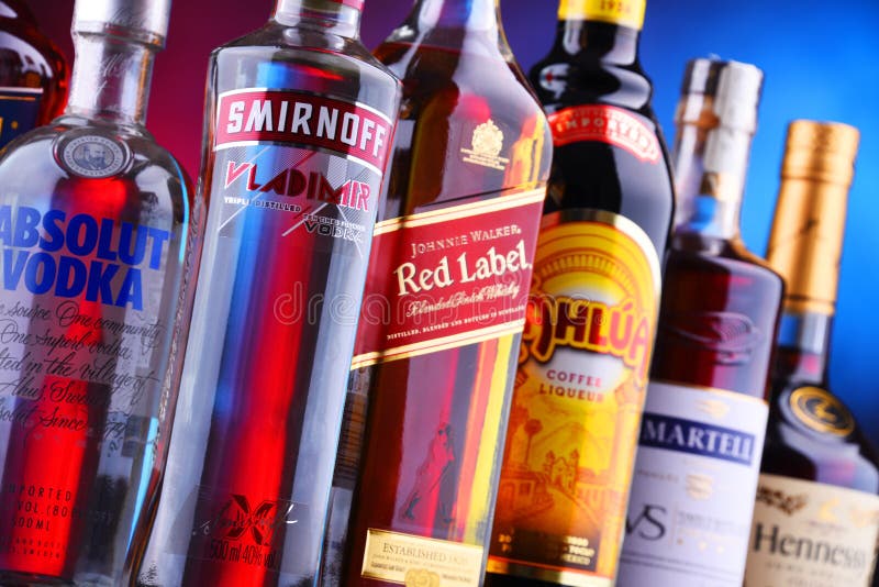 Bouteilles De Marques Assorties De Boisson Alcoolisée Dure Image stock ...
