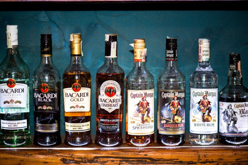 Bouteilles de rhum image stock éditorial. Image du bouteilles - 55460049