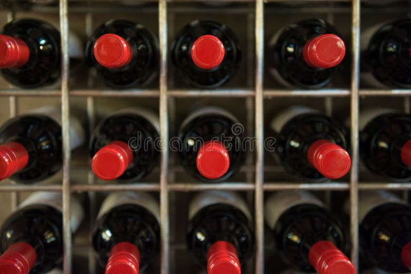 Bouteilles De Vin Rouge Dans Une Cave Photo stock - Image du armoire ...