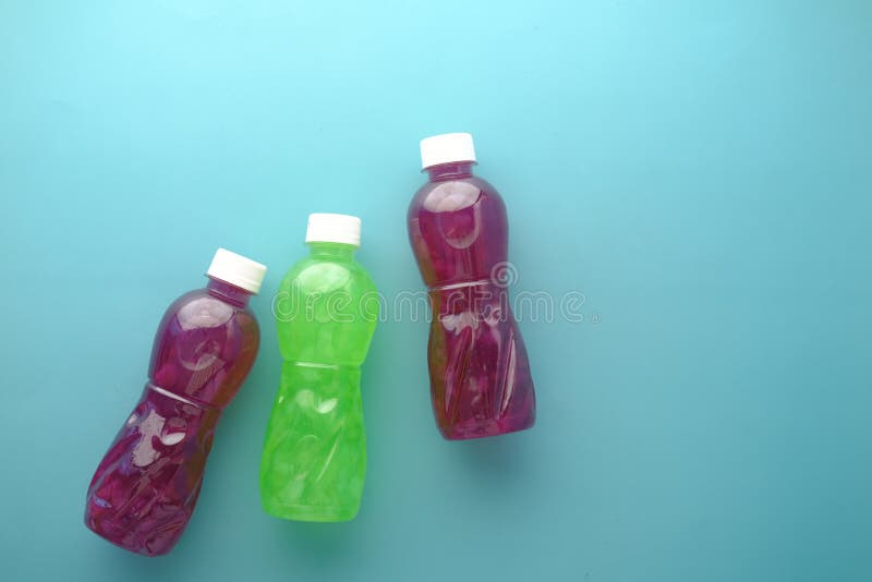 Bouteilles En Plastique De Boisson Gazeuse Sur Table Image stock ...