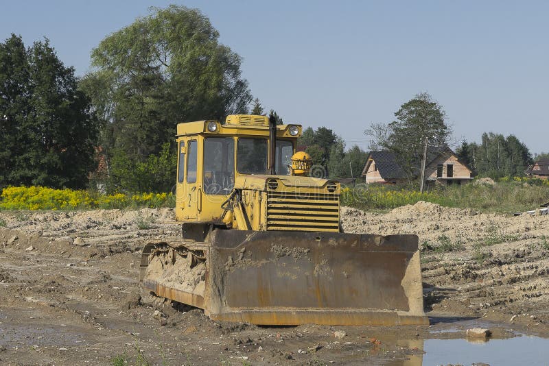 Vieux Bouteur Sur Un Chantier Photo stock - Image du progrès, activité ...