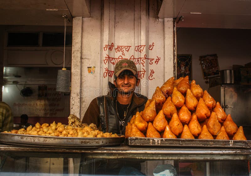 Boutique de Samosa photo éditorial. Image du croustillant - 54654001