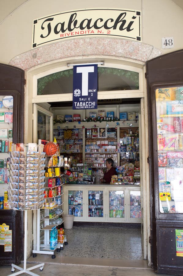 Boutique De Tabac Italienne Photographie éditorial - Image du coloré ...