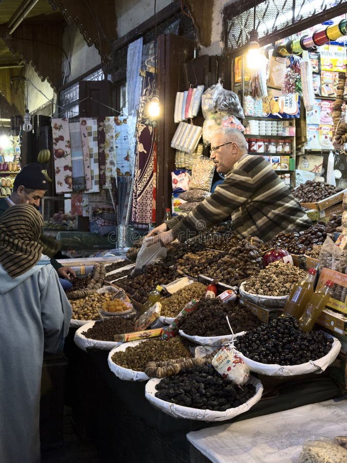 Boutique Des Fruits Secs Dans Le Souk De Fes Photographie éditorial ...