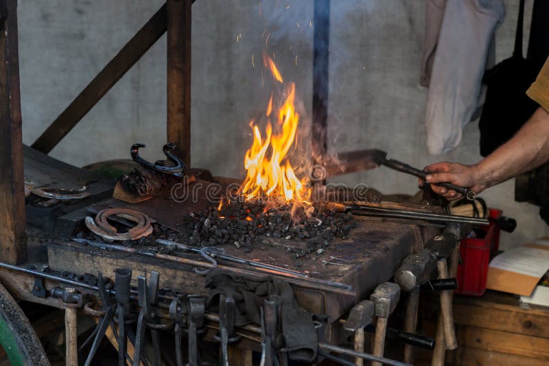 Atelier Historique De Forgeron Avec De Vieux Outils Et Forge Photo ...