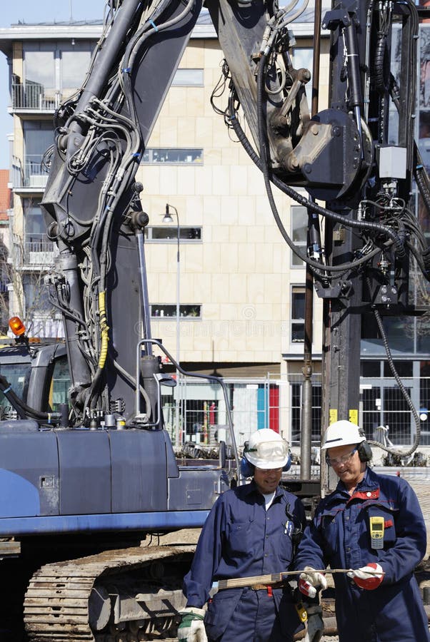 Bouw Arbeiders Met Zware Machines Stock Foto - Image of steiger ...