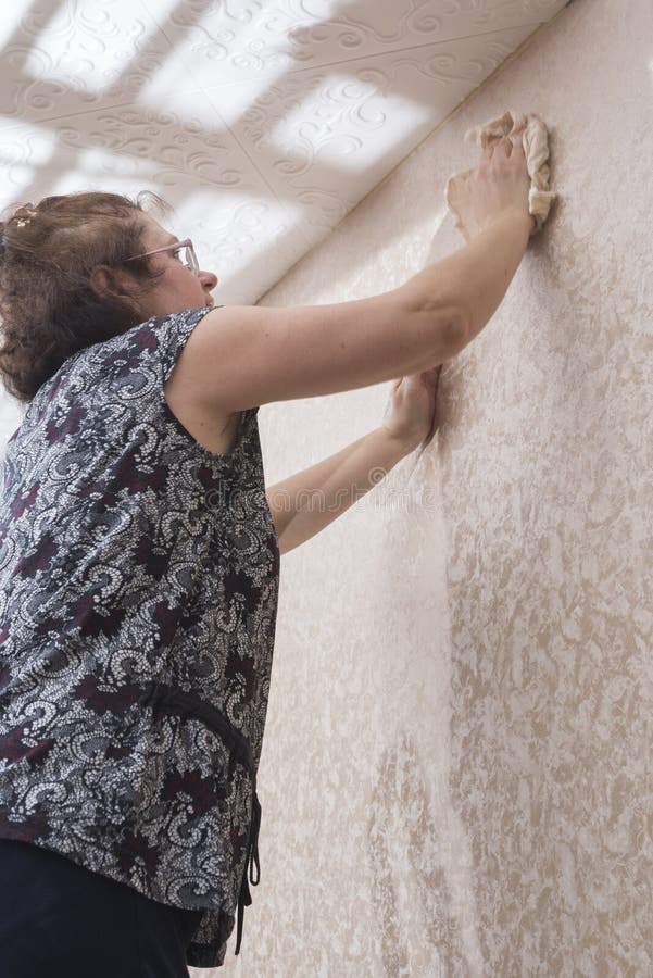Bouw En Reparatie in De Flat - Behang Het Lijmen Stock Afbeelding ...