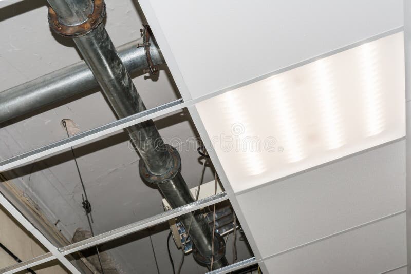 Bouw Van Een Modern Vals Plafond in De Bouw Van Een Oud Gebouw Stock ...