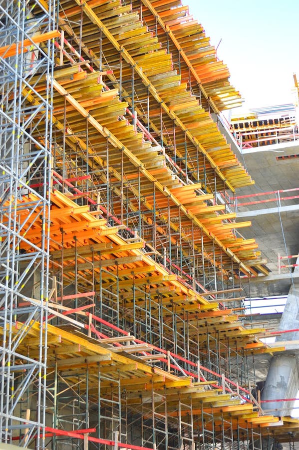 Bouwsteiger stock afbeelding. Image of toegang, apparatuur - 84959615