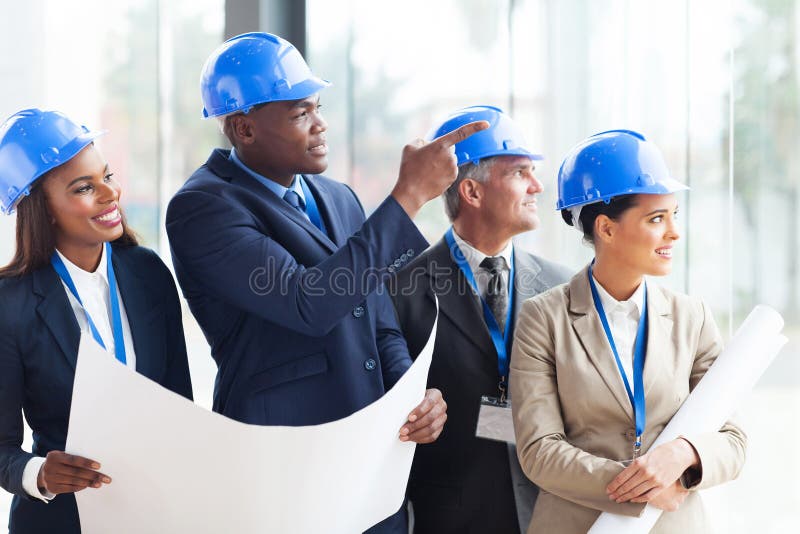 Bouwteam het bespreken stock afbeelding. Image of medewerkers - 34462525