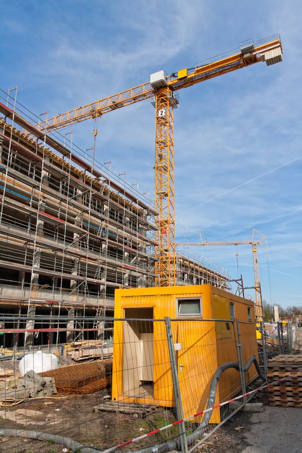 Bouwwerf stock foto. Image of gevel, metaal, machines - 21079268