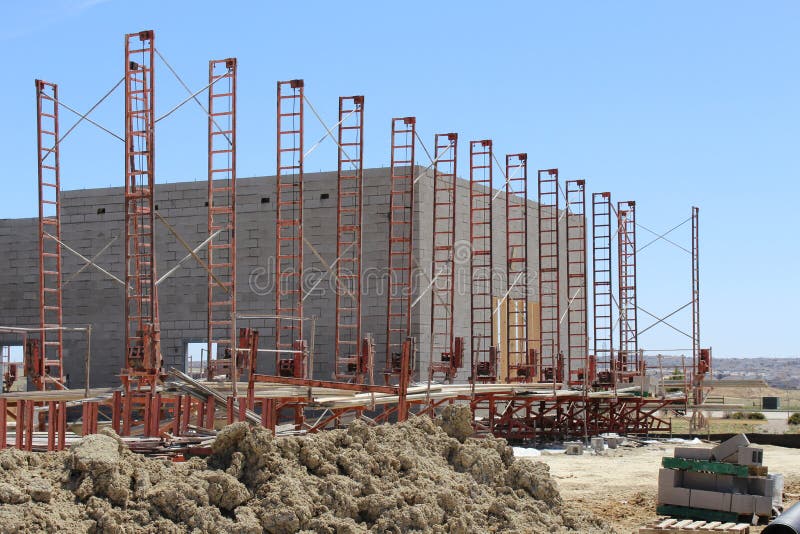 Bouwwerf stock afbeelding. Image of steiger, hemel, blokken - 31091575