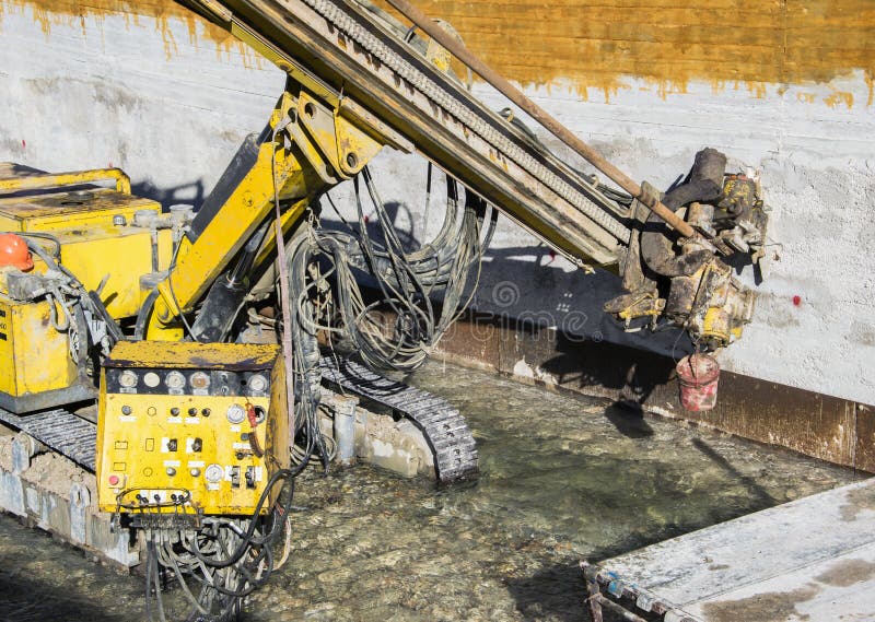 Bouwwerf, bouwmachines stock afbeelding. Image of machines - 82916789