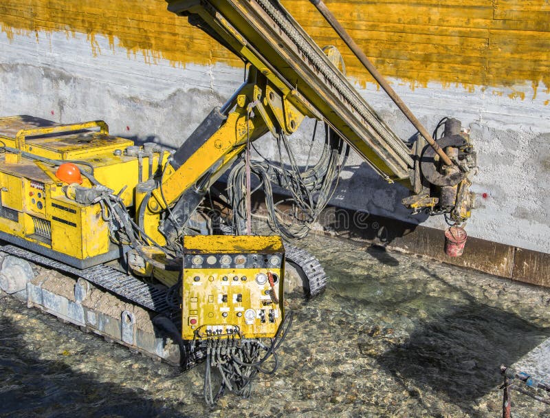 Bouwwerf, bouwmachines stock afbeelding. Image of apparatuur - 82917685