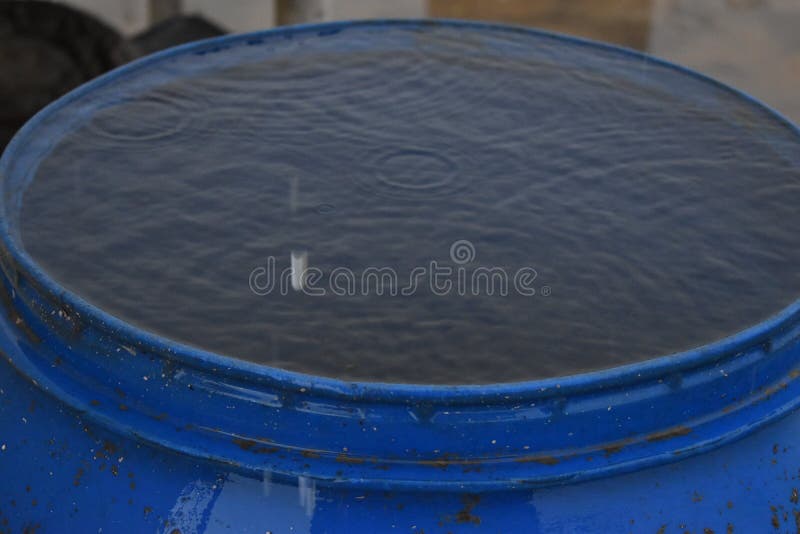 Trommel Die Met Olie Voor Aanplanting Wordt Gevuld Stock Foto - Image ... Trommel Die Met Olie Voor Aanplanting Wordt Gevuld Stock Foto - Image ...