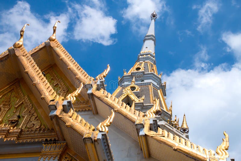 Bovenkant Van Dak Thaise Tempel Stock Afbeelding - Image of etniciteit ...