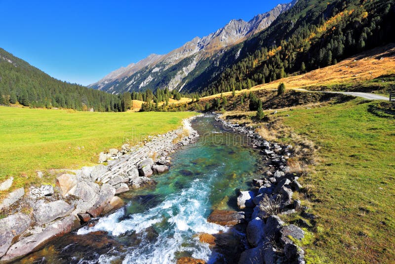 Bovenloop van watervallen stock foto. Image of oostenrijk - 39383758