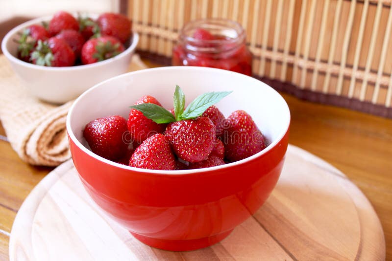 Bowl of strawberries stock image. Image of mint, leaf - 25393105