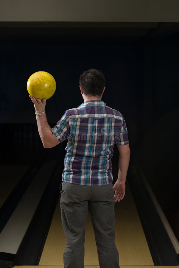 Bowler Poised with His Ball Stock Photo - Image of runup, pursuit: 36731074