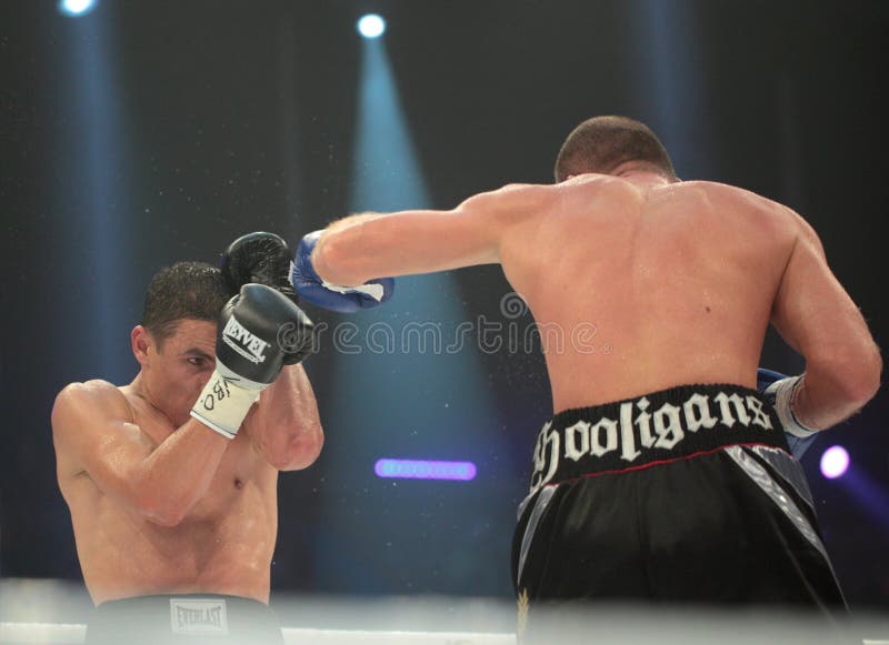 Arbitre De Boxe Professionnelle Avec Les Filles Rondes De Carte. Image ...