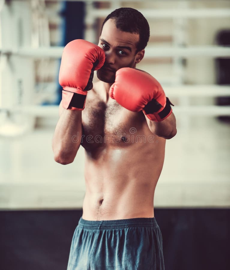 Boxeador afroamericano foto de archivo. Imagen de bolso - 91408784