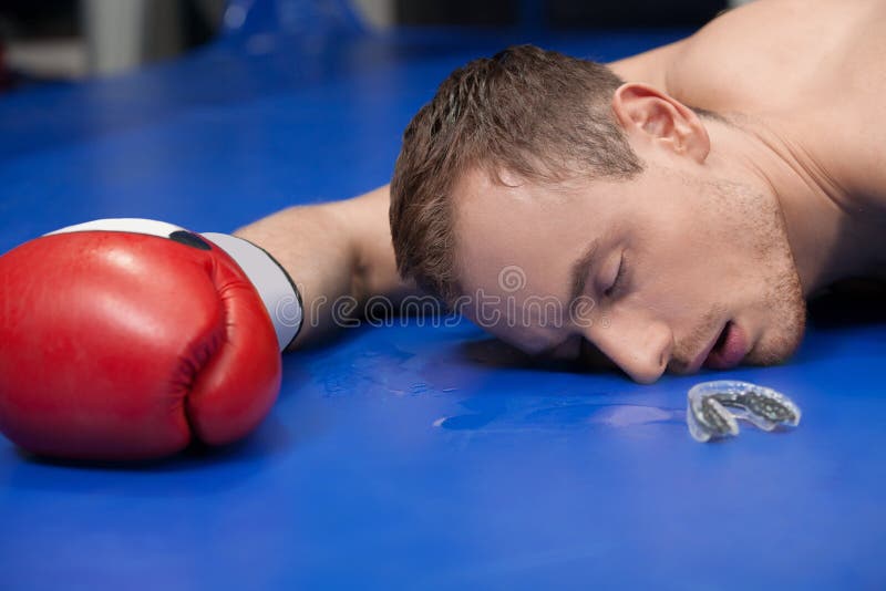 Boxeador derrotado. imagen de archivo. Imagen de derrota - 33128945