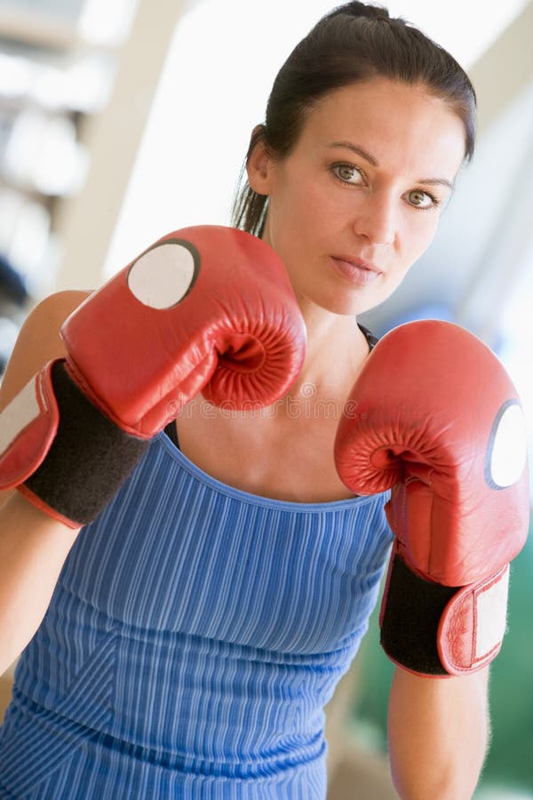 Boxeo De La Mujer En La Gimnasia Foto de archivo - Imagen de sano ...