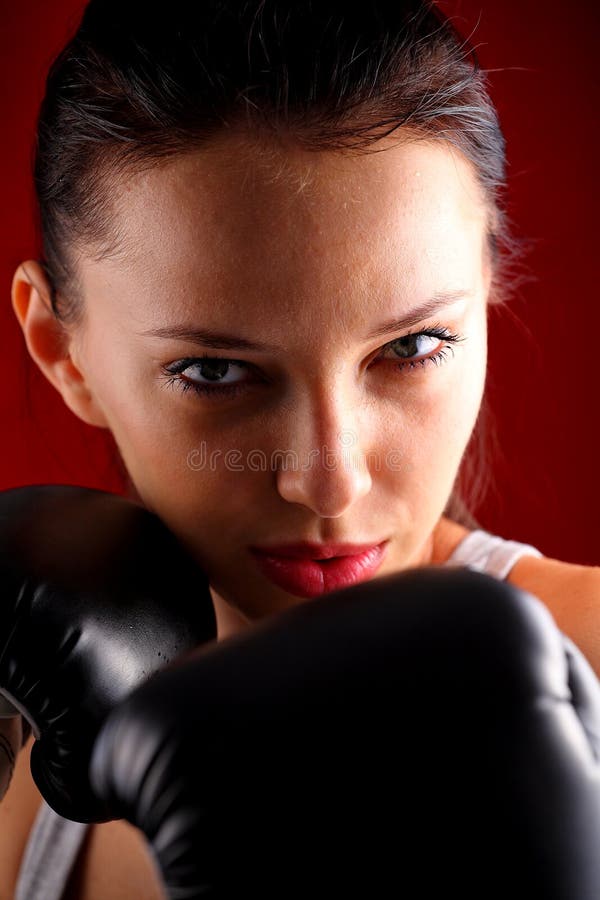Boxeo de la mujer joven foto de archivo. Imagen de mujer - 20471992