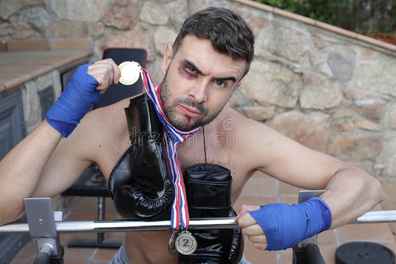 Boxer Com Hematomas Ganhando Uma Medalha Imagem de Stock - Imagem de ...