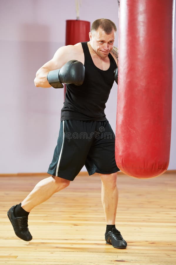 Boxermann am Verpackentraining Mit Schwerem Beutel Stockfoto - Bild von ...