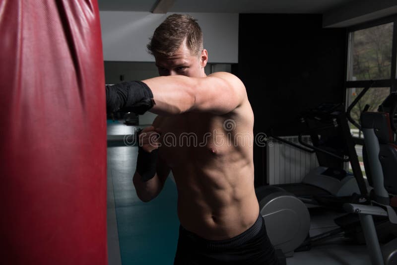 Jeune Homme En Bonne Santé Montrant Son Biceps Bien Entraîné Image